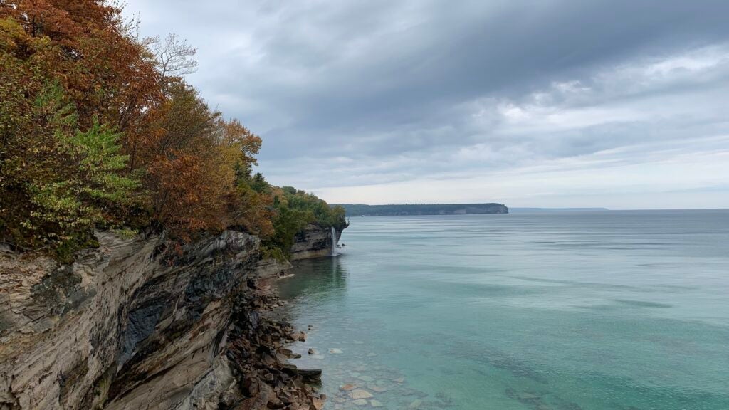 This Lakeshore Trail Is the Most Scenic 40 Miles In The Midwest ...